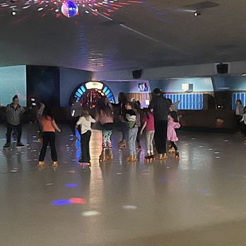 DIMOND SKATELAND - Updated January 2026 - 15 Photos & 43 Reviews - 8100 ...