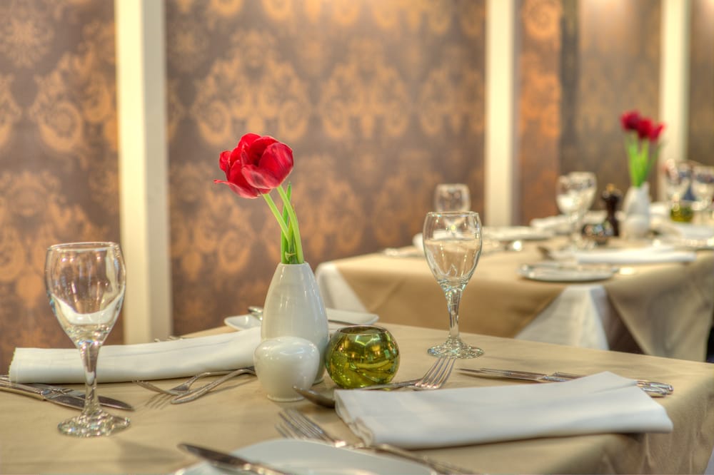 THE CARLTON HOTEL AND RESTAURANT - Updated May 2025 - 130 Railway ...