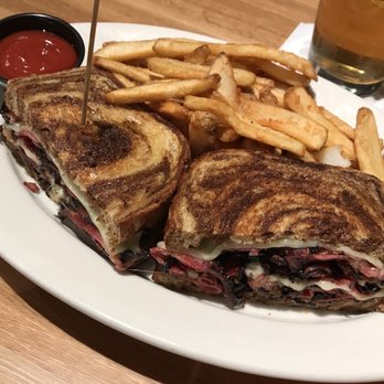 BLUE 32 SPORTS GRILL - Updated October 2025 - 97 Photos & 149 Reviews ...