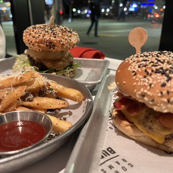 GORDON RAMSAY BURGER - Updated July 2024 - 221 Photos & 138 Reviews ...