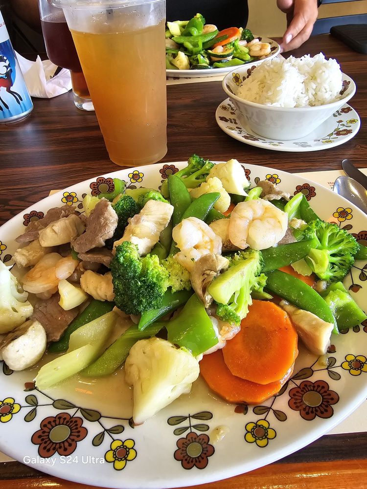 NUGGET RESTAURANT - Updated November 2024 - 31 Photos - Frank Trail ...