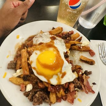 POUTINEVILLE - Updated August 2024 - 651 Photos & 629 Reviews - 1365 ...