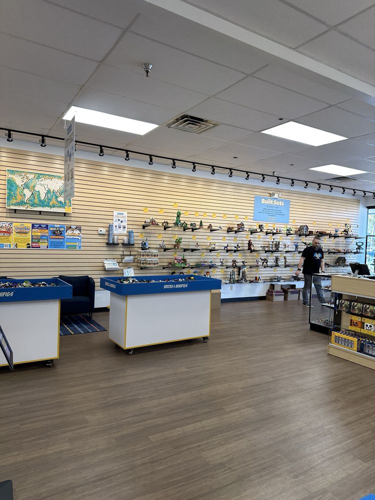 BRICKS AND MINIFIGS - Updated December 2025 - 11 Photos - 1975 W ...