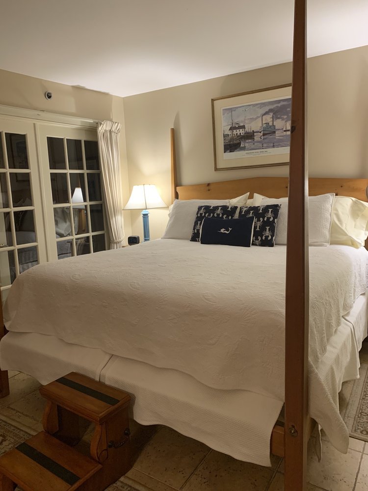 STEAMBOAT INN - 58 Photos & 40 Reviews - Bed & Breakfast - 73 Steamboat ...