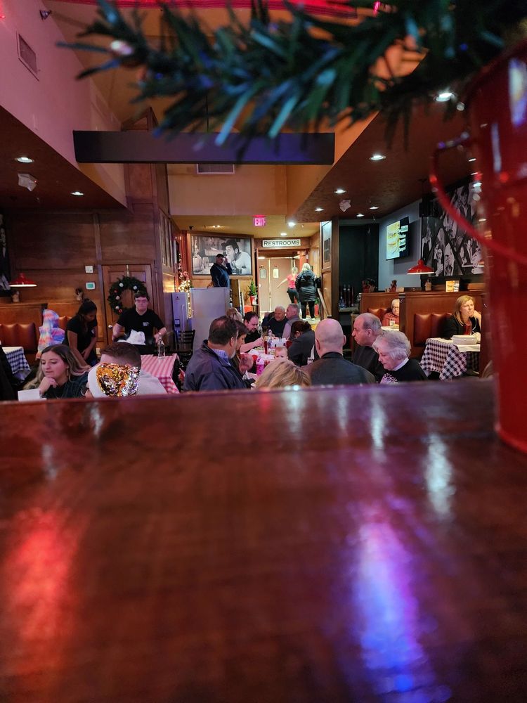 GINOS - Updated August 2025 - 37 Photos & 48 Reviews - 14952 Pearl Rd ...