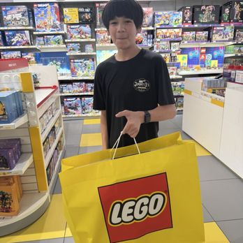 THE LEGO STORE - Updated December 2025 - 59 Photos - 172 Central Park ...