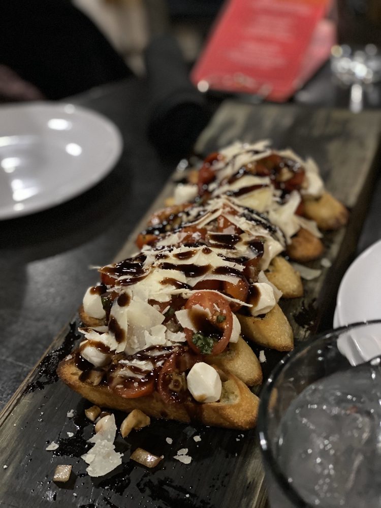 FLO’S WOOD FIRED PIZZERIA - 62 Photos & 51 Reviews - 4425 14 Mile Rd NE ...