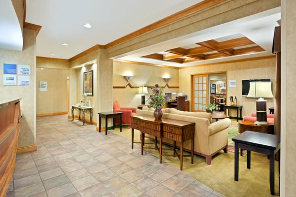 HOLIDAY INN EXPRESS MEDFORD - Updated December 2025 - 41 Photos & 47 ...