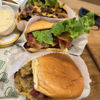 SHAKE SHACK - Updated January 2026 - 207 Photos & 70 Reviews - 10 ...
