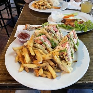 VINCE’S CRAB HOUSE - MIDDLE RIVER - Updated September 2024 - 103 Photos ...