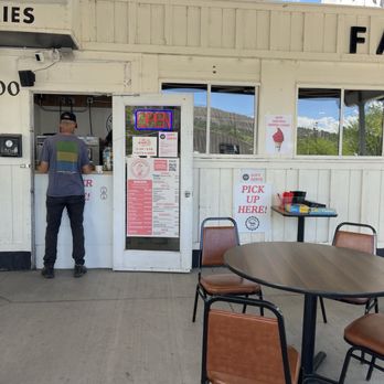 FAMBURGER - Updated August 2025 - 23 Photos & 47 Reviews - 1400 E 2nd ...