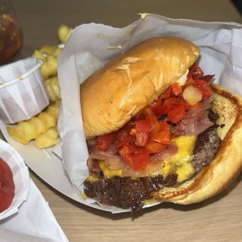 SHAKE SHACK THE TERMINAL - Updated August 2024 - 66 Photos & 24 Reviews ...