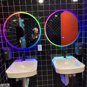 QUARTERS ARCADE BAR - Updated September 2024 - 35 Photos & 14 Reviews ...