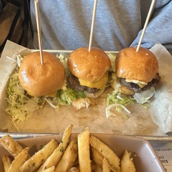 BURGER BENCH - Updated June 2025 - 150 Photos & 68 Reviews - 230 Main ...