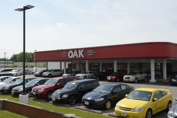 OAK MOTORS - Updated January 2026 - 47 Photos & 26 Reviews - 5075 W ...