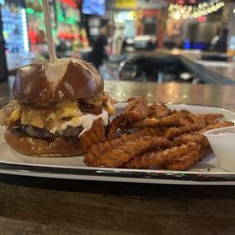 HOME BURGER BAR - 72 Photos & 75 Reviews - 205 W College Ave, Appleton ...
