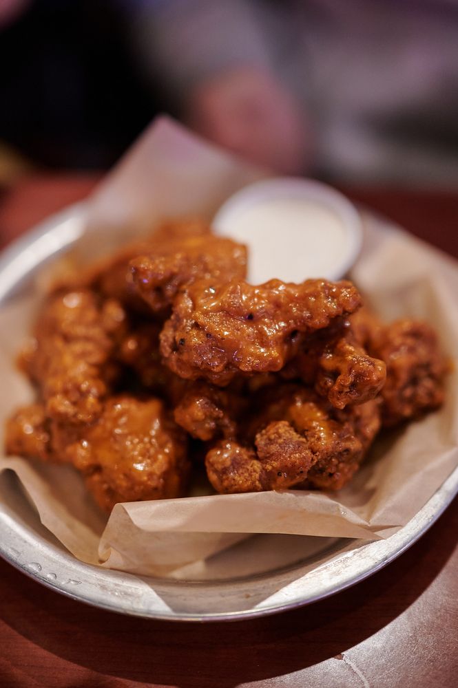 HOOTERS - Updated October 2025 - 760 Photos & 738 Reviews - 90 Aquarium ...