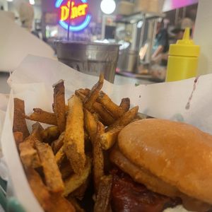 THE BURGER DIVE - 245 Photos & 482 Reviews - Burgers - 114 N 27th St ...