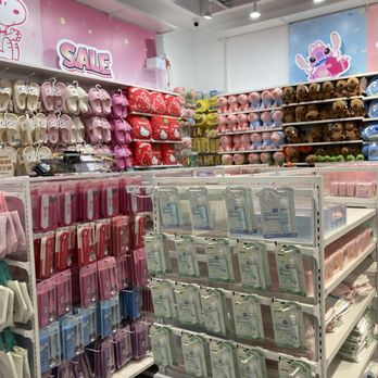 MINISO - Updated October 2025 - 25 Photos - 459 Brandon Town Center Dr ...