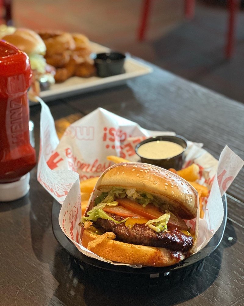 RED ROBIN GOURMET BURGERS AND BREWS - 291 Photos & 435 Reviews - 26522 ...