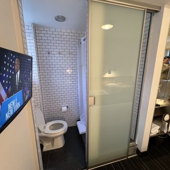 POD 51 - Updated July 2024 - 343 Photos & 528 Reviews - 230 E 51st St ...