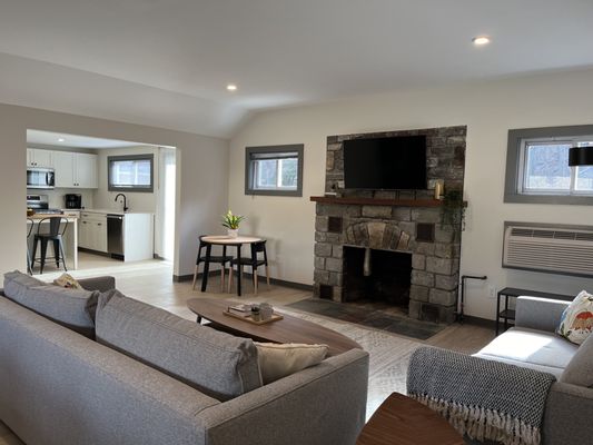 EAST ROCK INN - Updated July 2025 - 33 Photos - 304 State Rd, Great ...