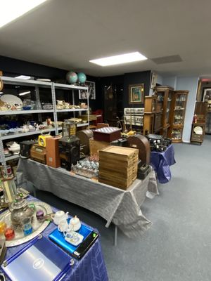 LOOKIE LOO’S ANTIQUES & COLLECTIBLES - Updated June 2025 - 48 Photos ...