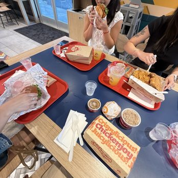 JOLLIBEE - Updated October 2025 - 109 Photos & 56 Reviews - 3820 ...