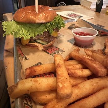 108 TAP HOUSE & BURGER BAR - Updated November 2024 - 121 Photos & 98 ...