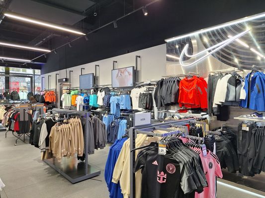 JD SPORTS - Updated October 2025 - 25 Photos - 10 S State St, Chicago ...