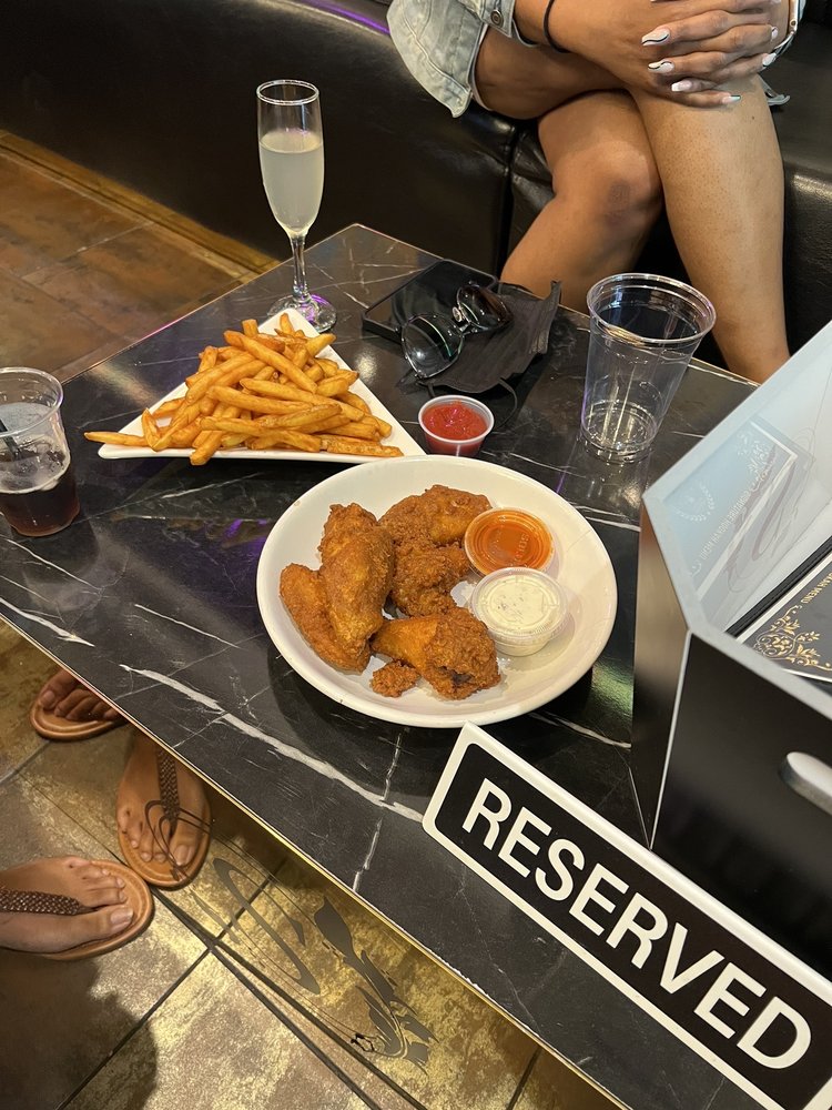 SIGNATURE LOUNGE - Updated December 2025 - 19 Photos & 18 Reviews ...