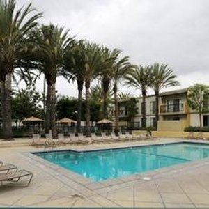 ALIGHT FULLERTON - 98 Photos & 197 Reviews - Apartments - 555 N ...