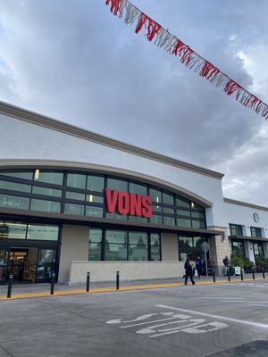 VONS - Updated December 2025 - 43 Photos & 18 Reviews - 940 Arneill Rd ...