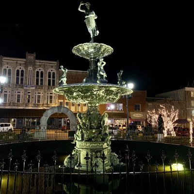 FOUNTAIN SQUARE PARK - Updated July 2025 - 18 Photos - 918 State St ...