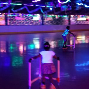 UNITED SKATES OF AMERICA ROLLER SKATING CENTER - 70 Photos & 62 Reviews ...