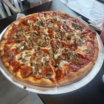 LIL’ CUCCI’S PIZZERIA - Updated December 2025 - 75 Photos & 30 Reviews ...