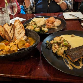 SHUCKERS OYSTER BAR - Updated May 2024 - 637 Photos & 584 Reviews - 411 ...