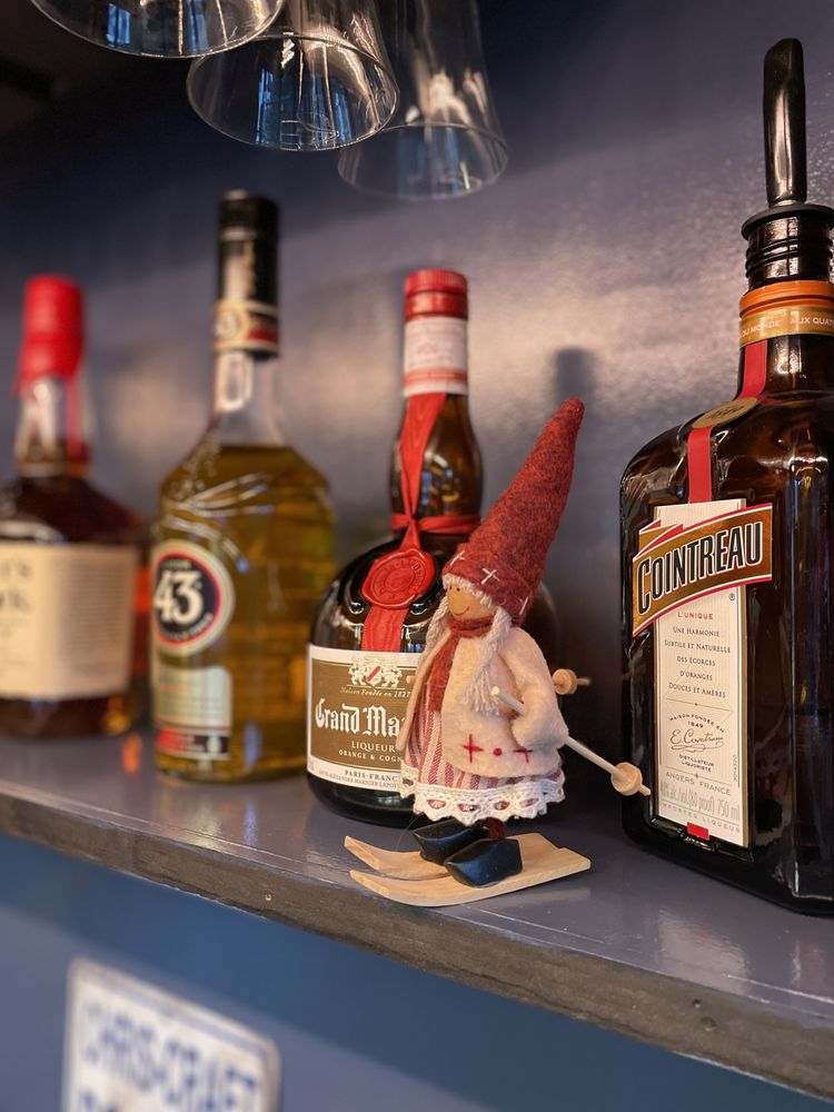 WHITE SAILS INN - Updated April 2025 - 66 Photos - 61 Fletcher St ...