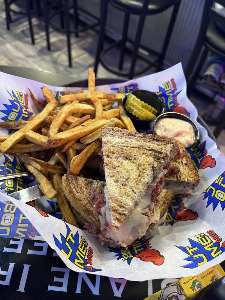 BOUT TIME PUB & GRUB - Updated October 2025 - 171 Photos & 149 Reviews ...