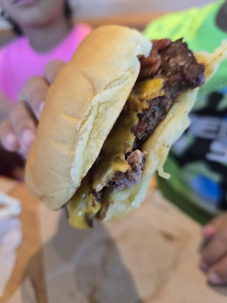 SHAKE SHACK - Updated December 2025 - 88 Photos & 31 Reviews - 911 ...