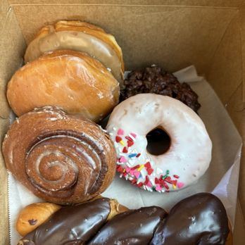 DEE’S DONUTS & PASTRY - Updated May 2025 - 43 Photos & 30 Reviews ...