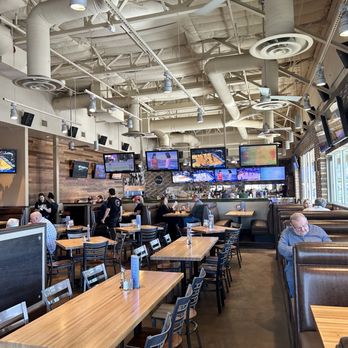 BLUE 32 SPORTS GRILL - Updated September 2025 - 133 Photos & 299 ...