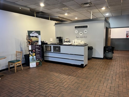 CHARLIE’S EATERY AND PUB - Updated October 2025 - 77 Photos & 28 ...