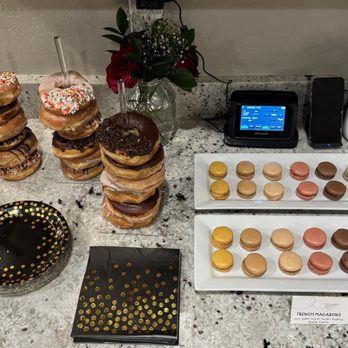 DEE’S DONUTS - Updated October 2024 - 392 Photos & 506 Reviews - 6401 N ...