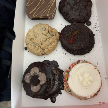 CRUMBL - FAIR LAKES - Updated December 2025 - 106 Photos & 95 Reviews ...