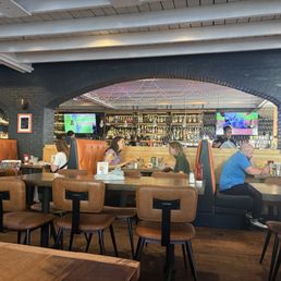 HOBNOB NEIGHBORHOOD TAVERN- VININGS - Updated October 2025 - 60 Photos ...