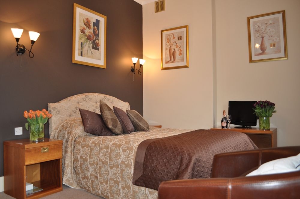 HEALDS HALL HOTEL - 10 Photos - Leeds Road, Liversedge, West Yorkshire ...