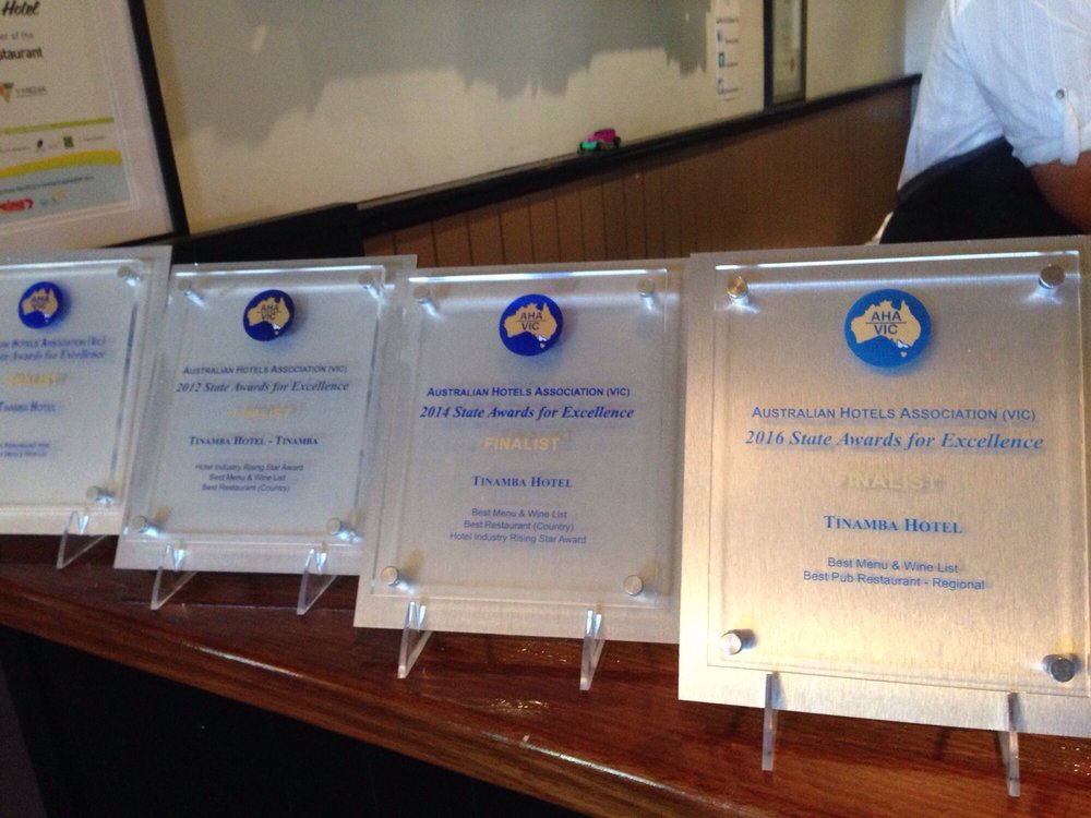 TINAMBA HOTEL - Updated March 2025 - 10 Photos - 4-6 Tinamba Seaton Rd ...