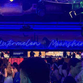 LAINEY WILSON’S BELL BOTTOMS UP - Updated February 2025 - 90 Photos ...