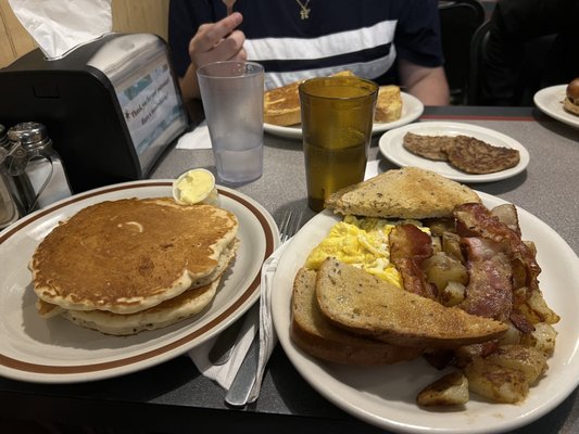 MANNI’S DONUTS AND DINER - Updated August 2025 - 46 Photos & 76 Reviews ...